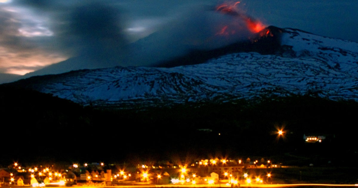 Red alert stays for Chile volcano - CBS News