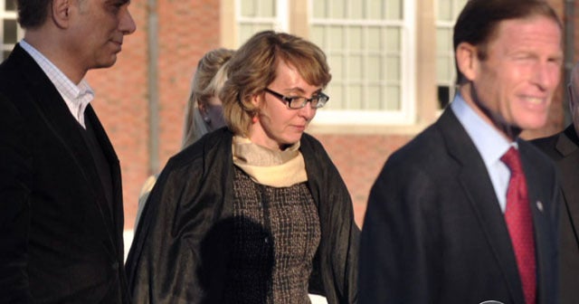 Gabrielle Giffords meets with Conn. families - CBS News
