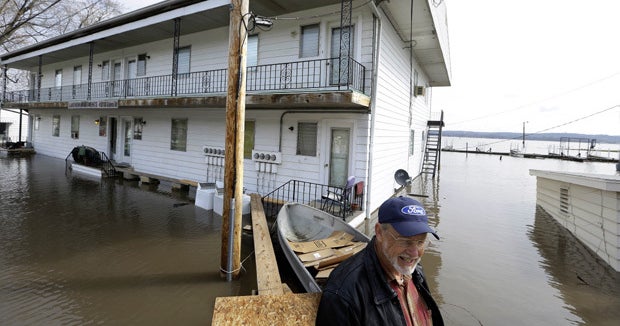 Midwest floodwaters recede, but threat remains - CBS News