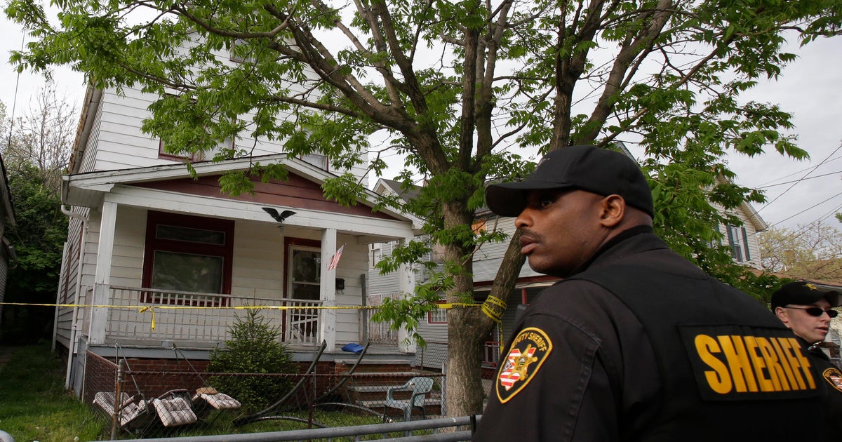 Police facing questions in 3 women's Ohio rescue - CBS News