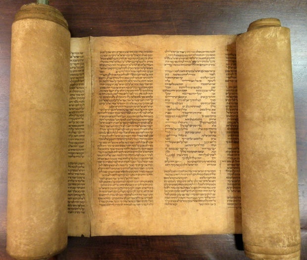 Expert discovers ancient Torah scroll in plain sight - CBS News
