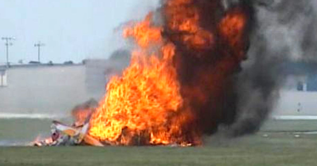 Wing walker's plane crashes at Dayton Air Show - CBS News
