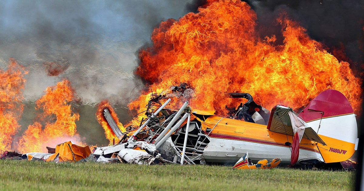 Ohio airshow resumes after stuntwoman, pilot die - CBS News