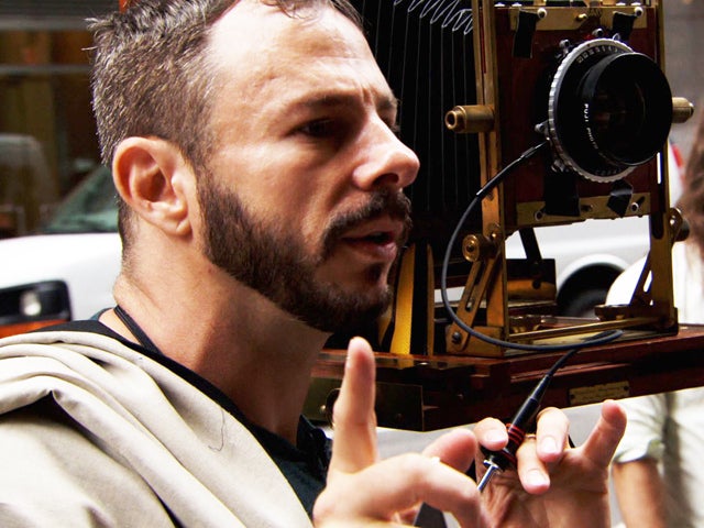 New York photographer turns strangers into friends - CBS News