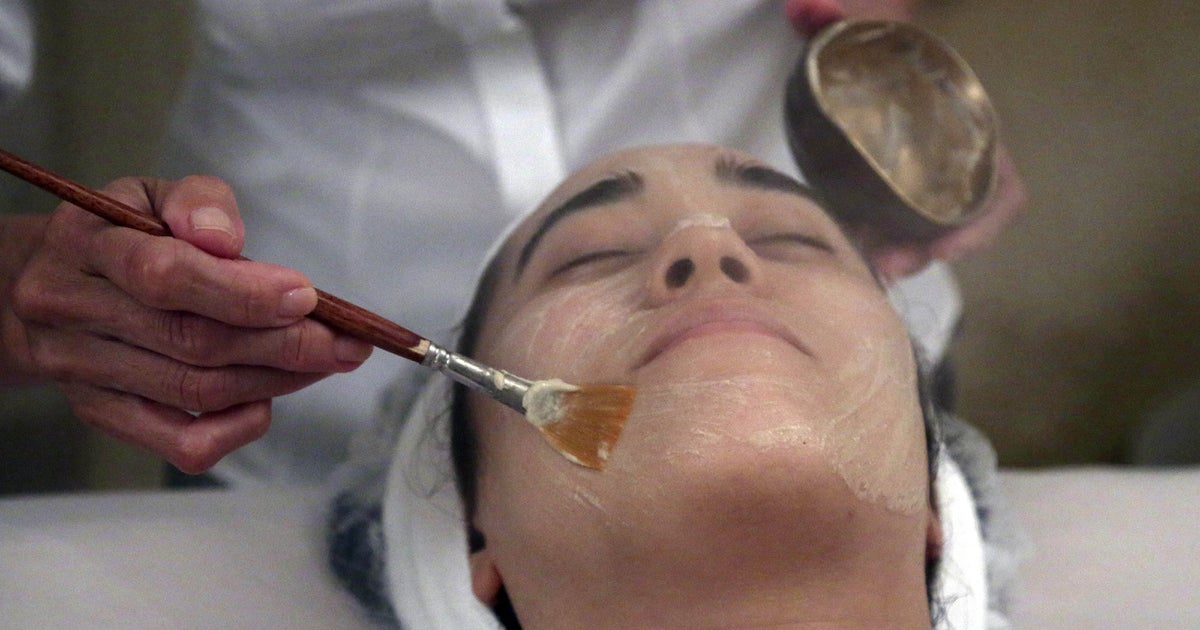 NYC spa offers bird poop facials at $180 a pop - CBS News