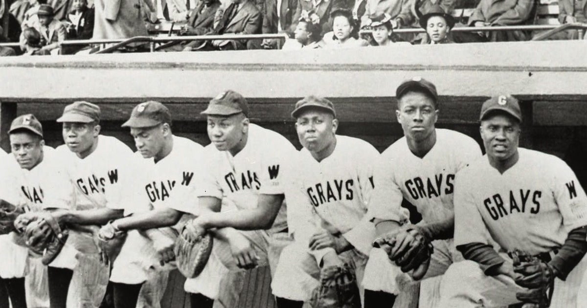 President recognizes players from the 1920s "Negro League" - CBS News