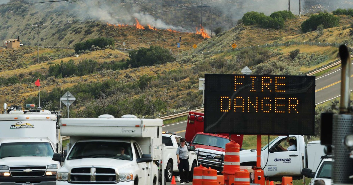 Utah wildfire destroys some homes, threatens hundreds - CBS News