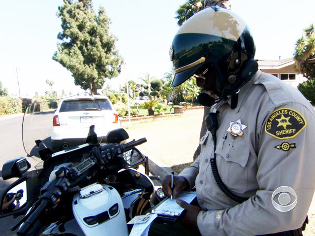 LA traffic cop has record number of complaints - CBS News