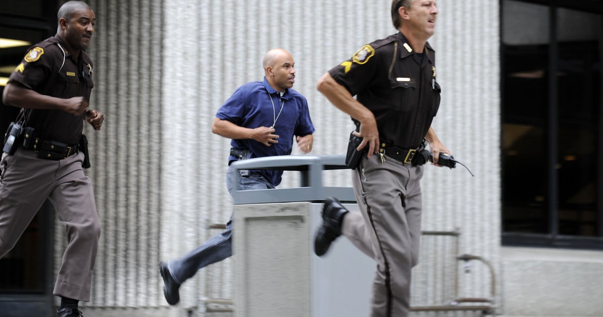 Robbery suspect stabs deputy, flees Detroit court - CBS News