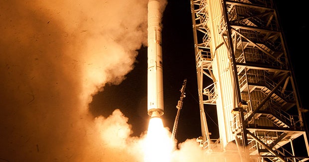 Startled frog photobombs Minotaur 5 rocket - CBS News