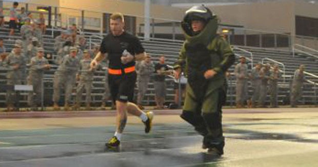 Soldier sets world record for running mile in bomb disposal suit - CBS News