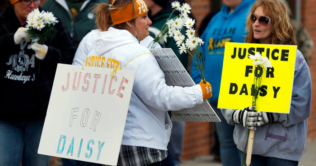 Maryville Alleged Rape: Hundreds rally in support of Daisy Coleman ...