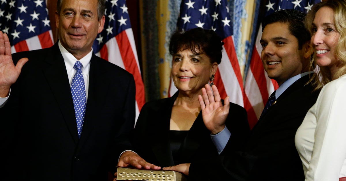 Rep. Raul Ruiz helps woman after in-flight medical emergency - CBS News