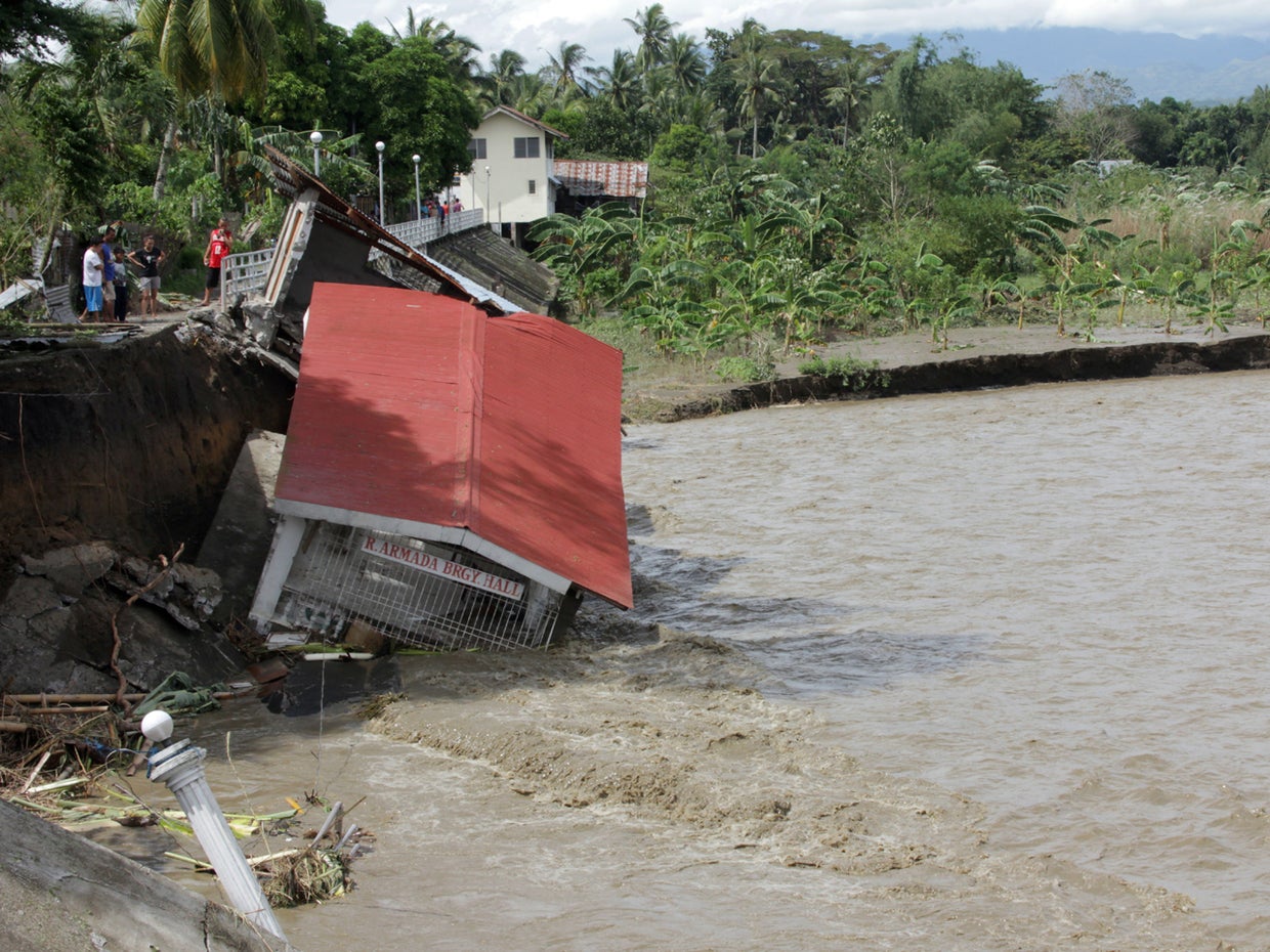 Powerful typhoon slams Philippines