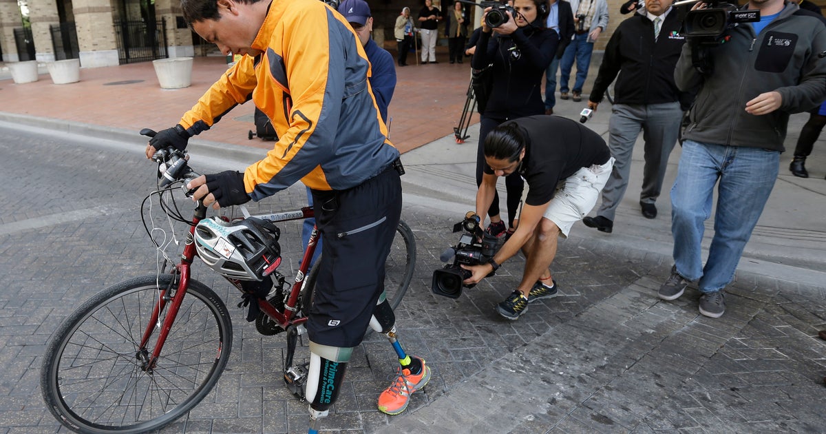 Legless cyclist rides for asylum seekers - CBS News