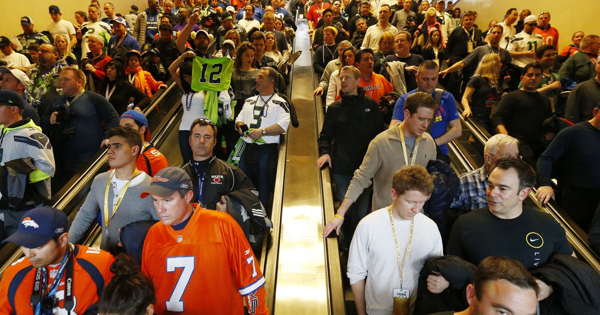 Super Bowl 2014: Long lines, fainting fans plague early rush - CBS News