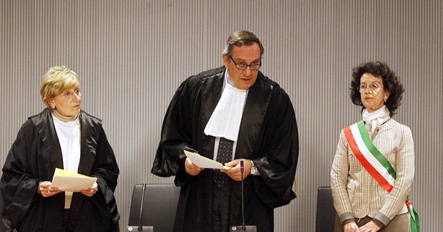Italian Justice Ministry investigating Knox judge - CBS News