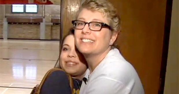 Denver teacher back in class after donating kidney to student - CBS News