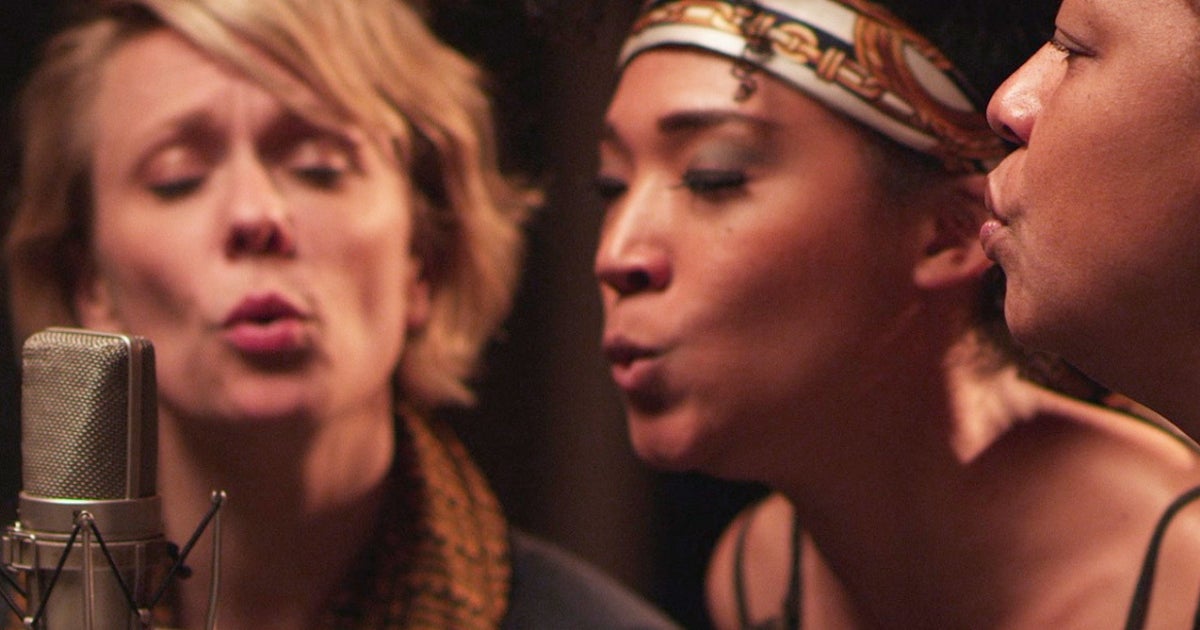 Backup singers get their time in the spotlight - CBS News