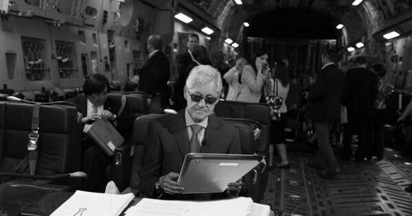 Bill Clinton spoofs popular Hillary photo on Twitter - CBS News