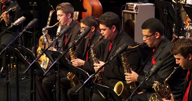America's best young jazz musicians learn from a master - CBS News