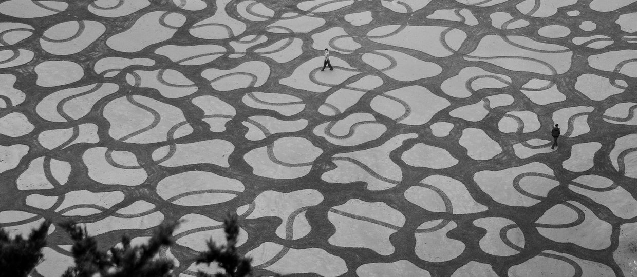 "Earthscape artist" uses beaches as his canvas