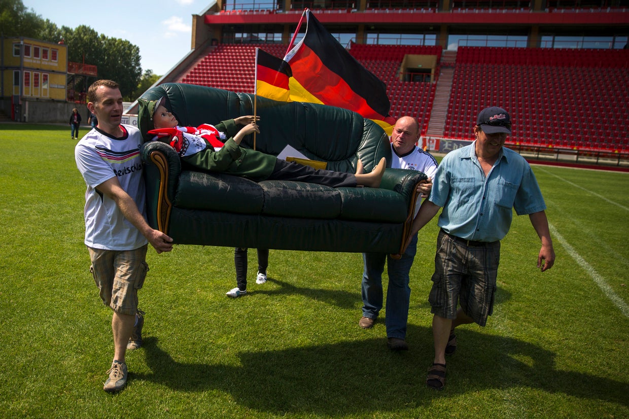 Fans worldwide watch World Cup