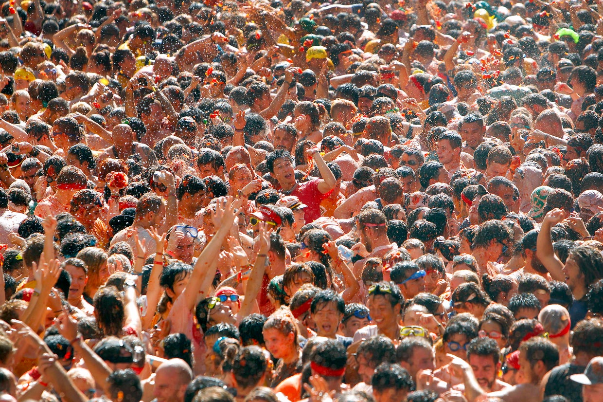 Giant tomato fight erupts in Spain