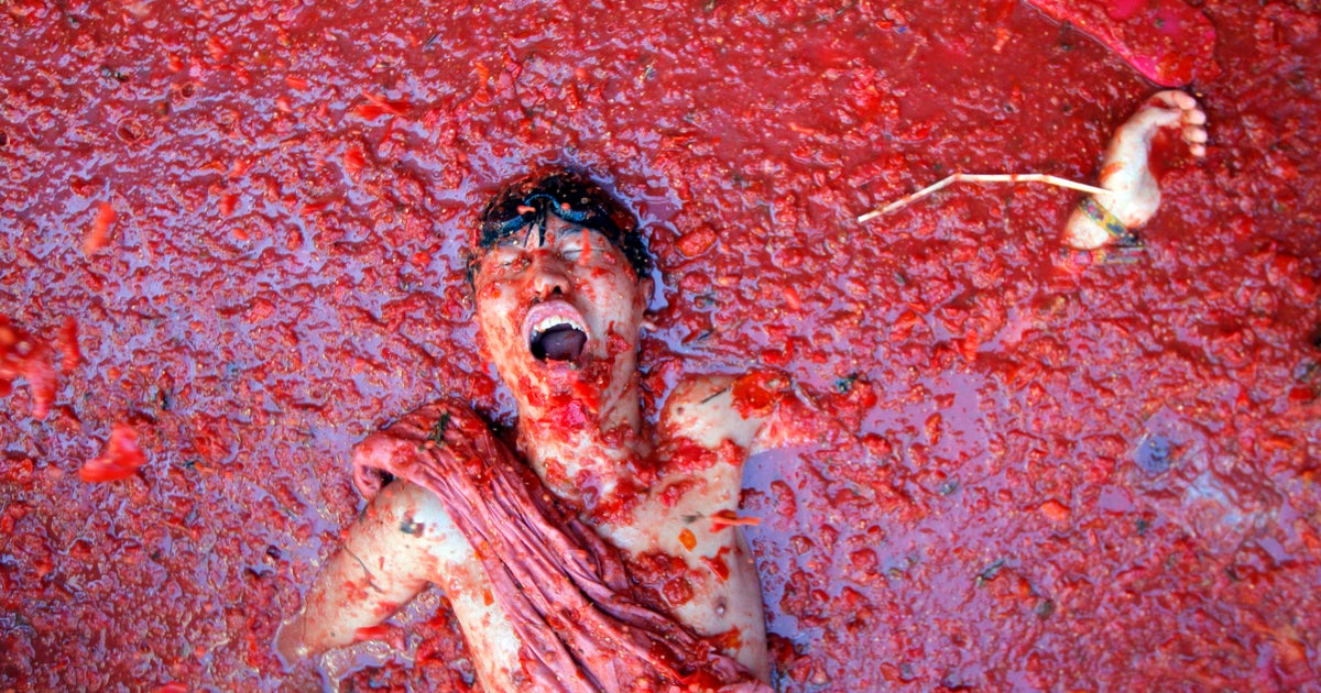 Giant tomato fight erupts in Spain