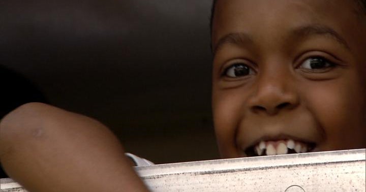 'Safe Passage' for students through Chicago's violent streets - CBS News