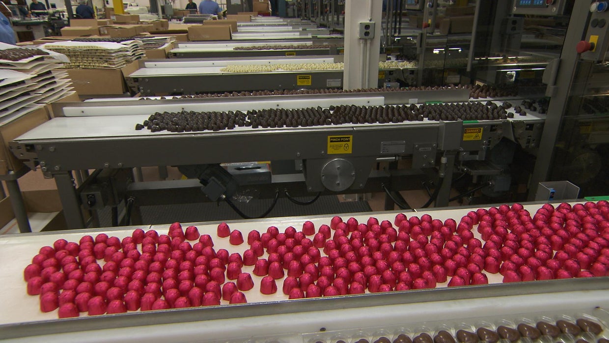 Godiva broadens appeal with soft serve - CBS News