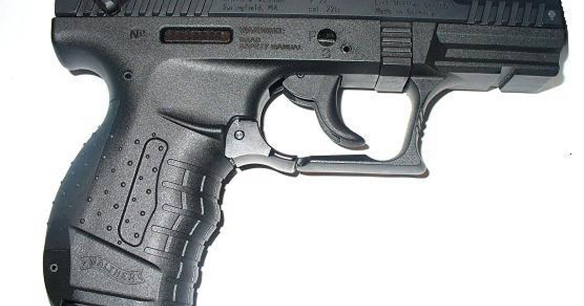 Oregon man openly carrying new gun robbed by man with gun - CBS News