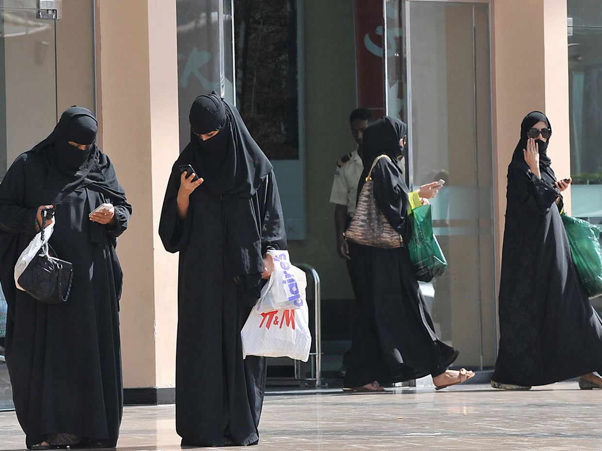 Behind-the-scenes look at life for Saudi women - CBS News