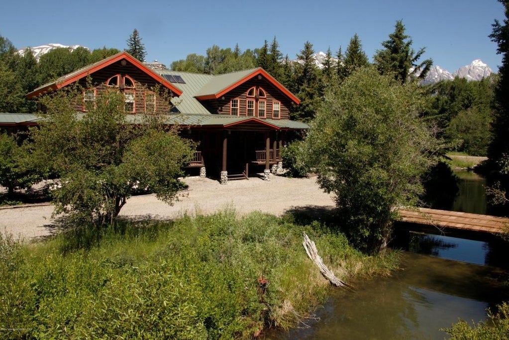 10 luxurious log cabins on the market