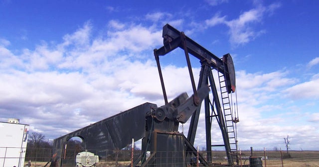 Oil slide threatens "Santa Claus" rally - CBS News