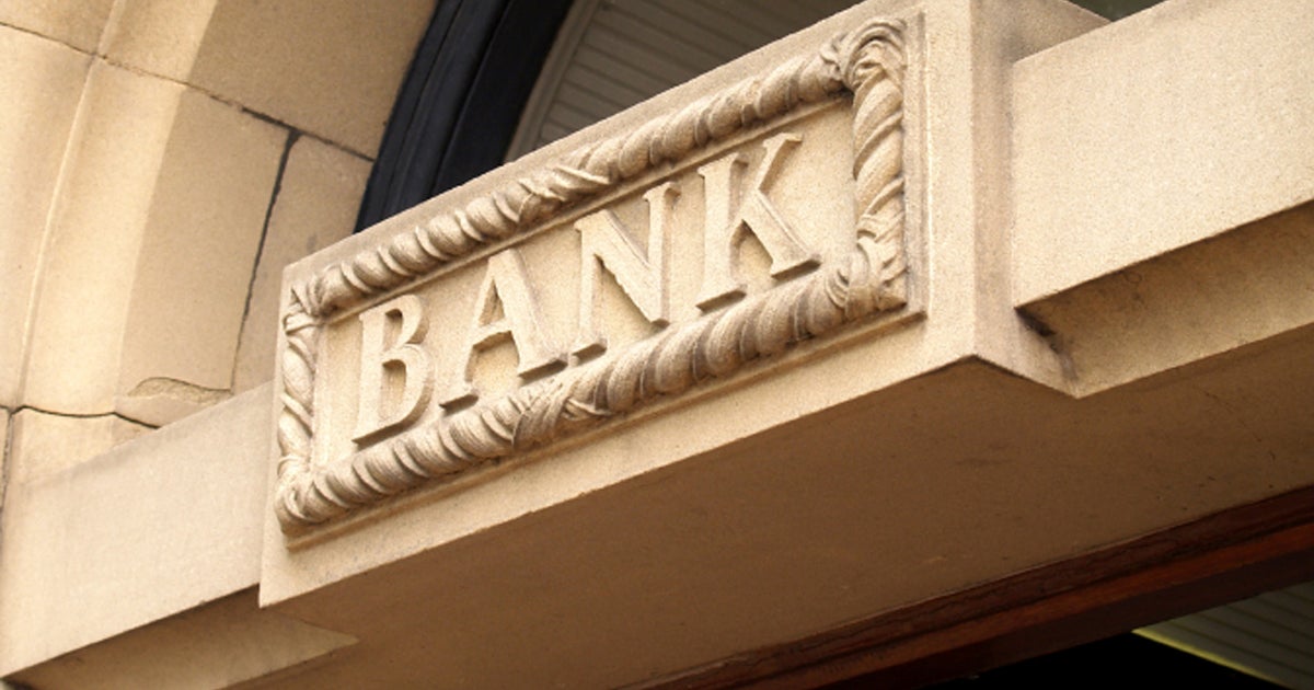 Students, beware of college bank accounts - CBS News