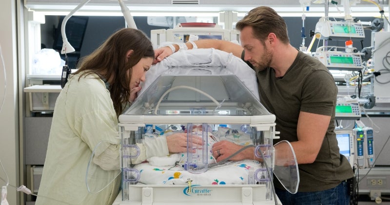 Texas mom gives birth to all-girl quintuplets - CBS News