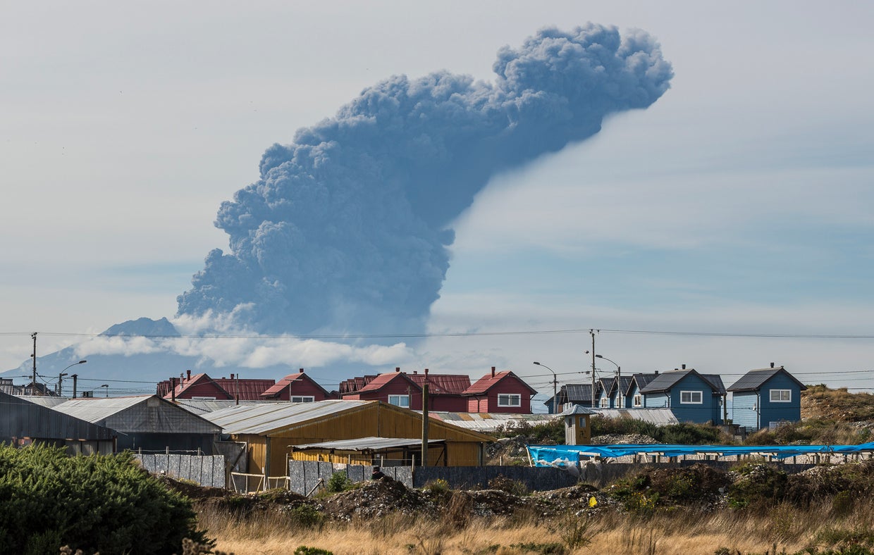 Chile's Calbuco volcano in erupts in spectacular fashion for first time ...