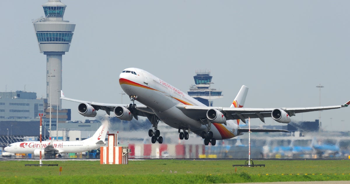 Data replaces voice in new airline communication system - CBS News