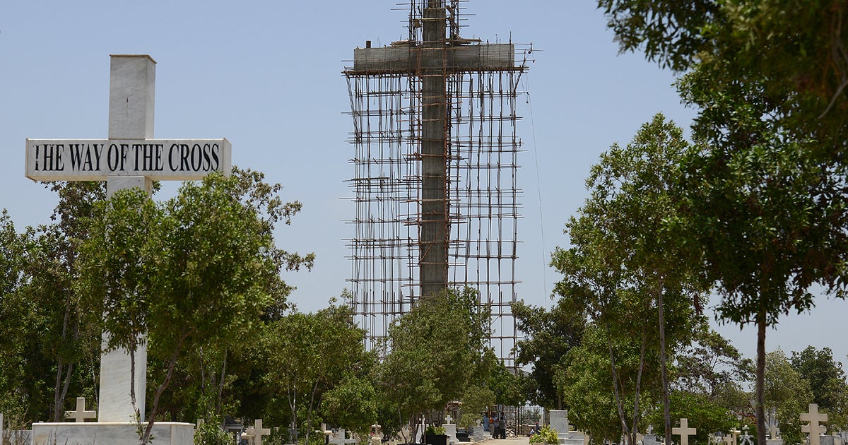 Pakistan Christian Parvez Henry Gill builds 140-foot cross in Karachi ...