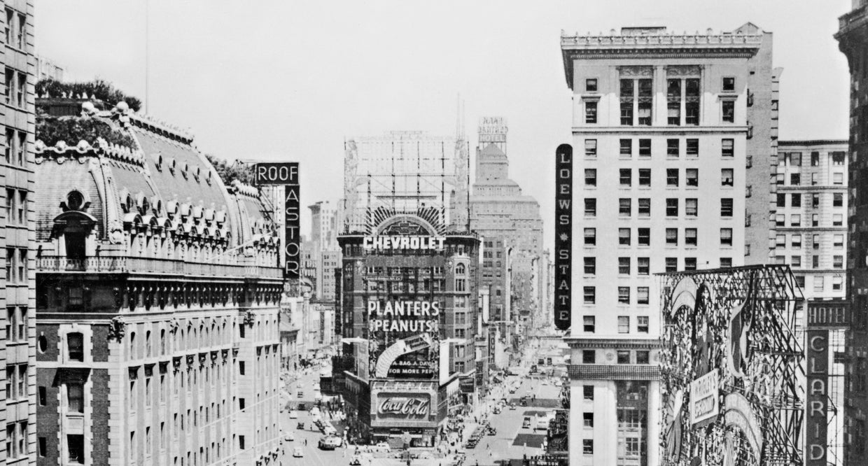 Astronomers analyze "The Kiss" - Alfred Eisenstaedt's iconic V-J Day photo