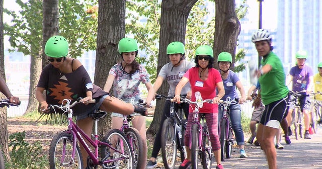 Adult bike classes help first-time riders get in gear - CBS News
