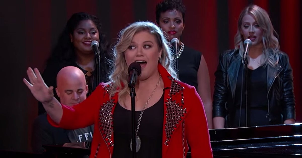 Watch Kelly Clarkson hilariously turn Tinder profiles into song - CBS News