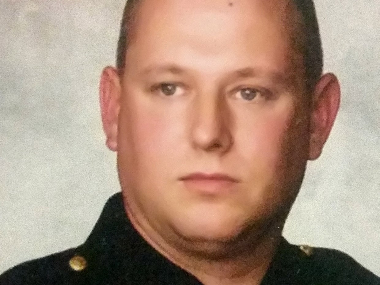 2 police officers shot in Troy, N.Y.; suspect dead - CBS News