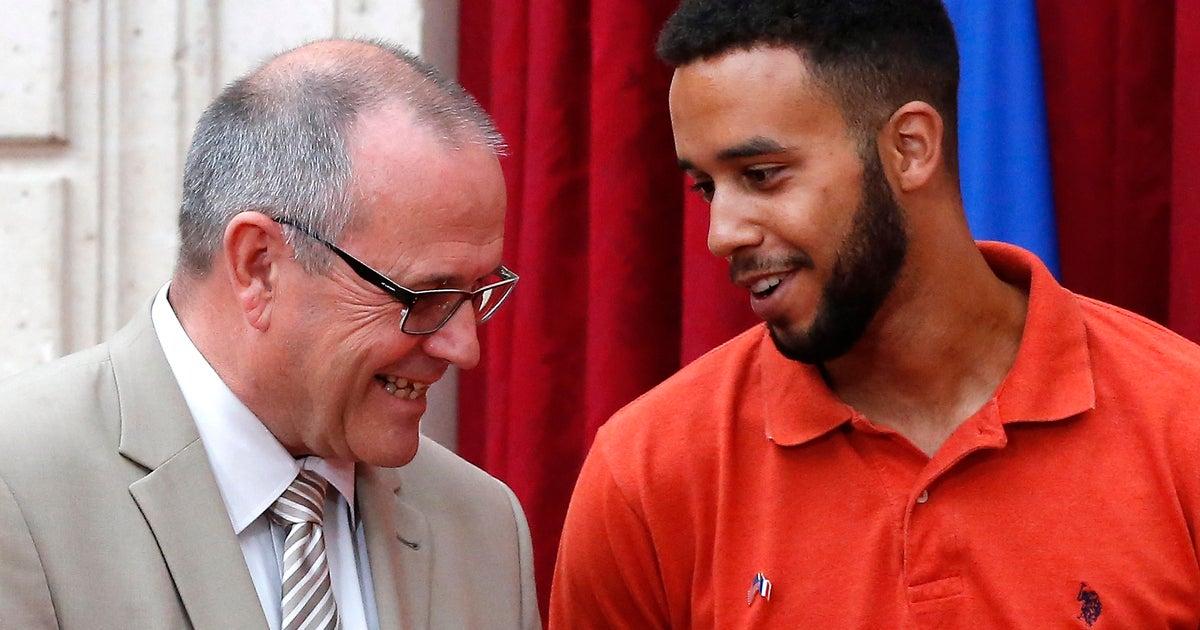 2015 train hero earns a new title: graduate - CBS News