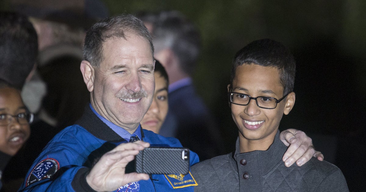 Texas student Ahmed Mohamed arrested for clock attends "Astronomy Night ...