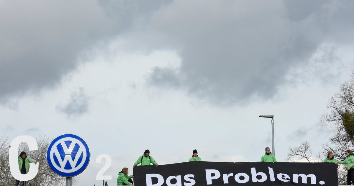 Greenpeace protesters: VW is "Das Problem" - CBS News
