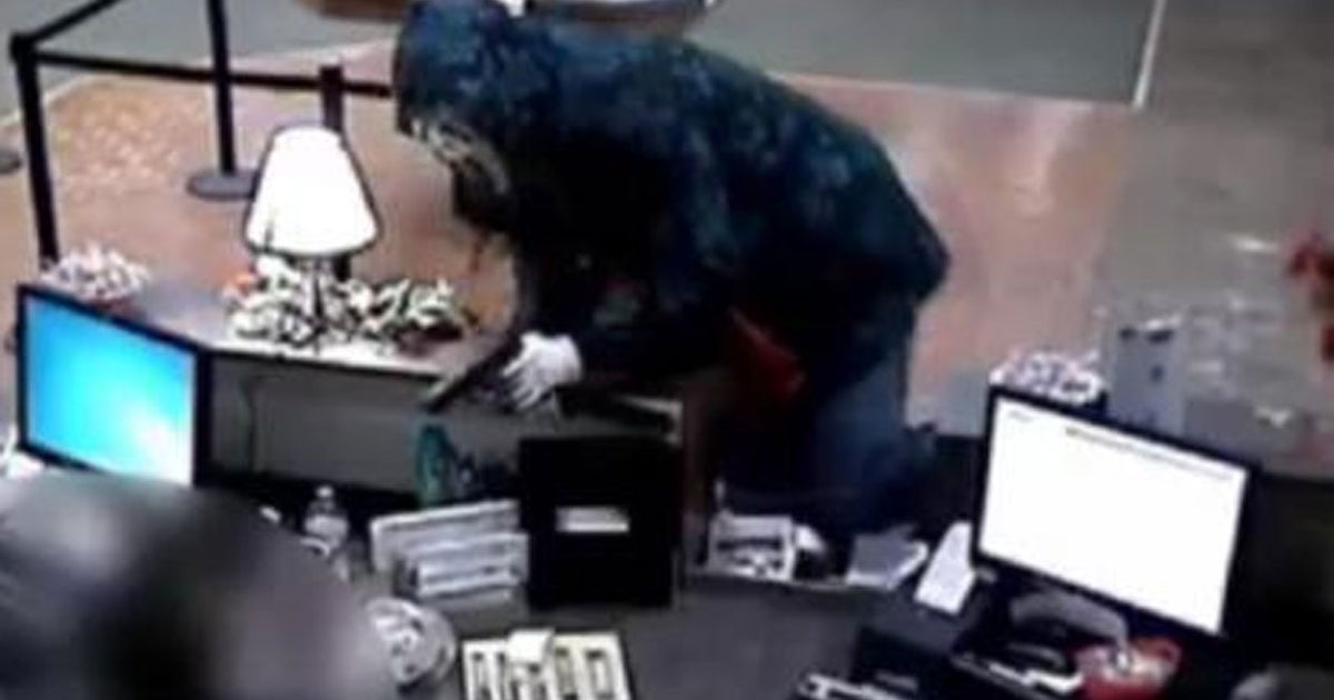 Customer describes escape from bank robbery in Lakewood, Colorado - CBS ...