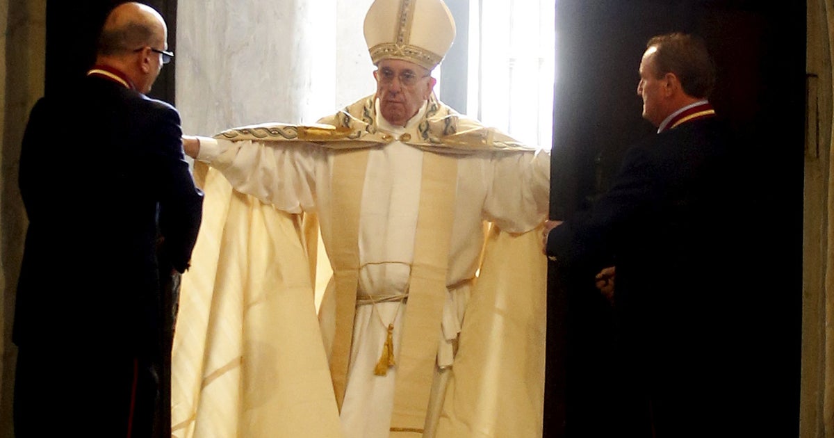 Pope Francis opens the Holy Door to begin Extraordinary Jubilee of ...