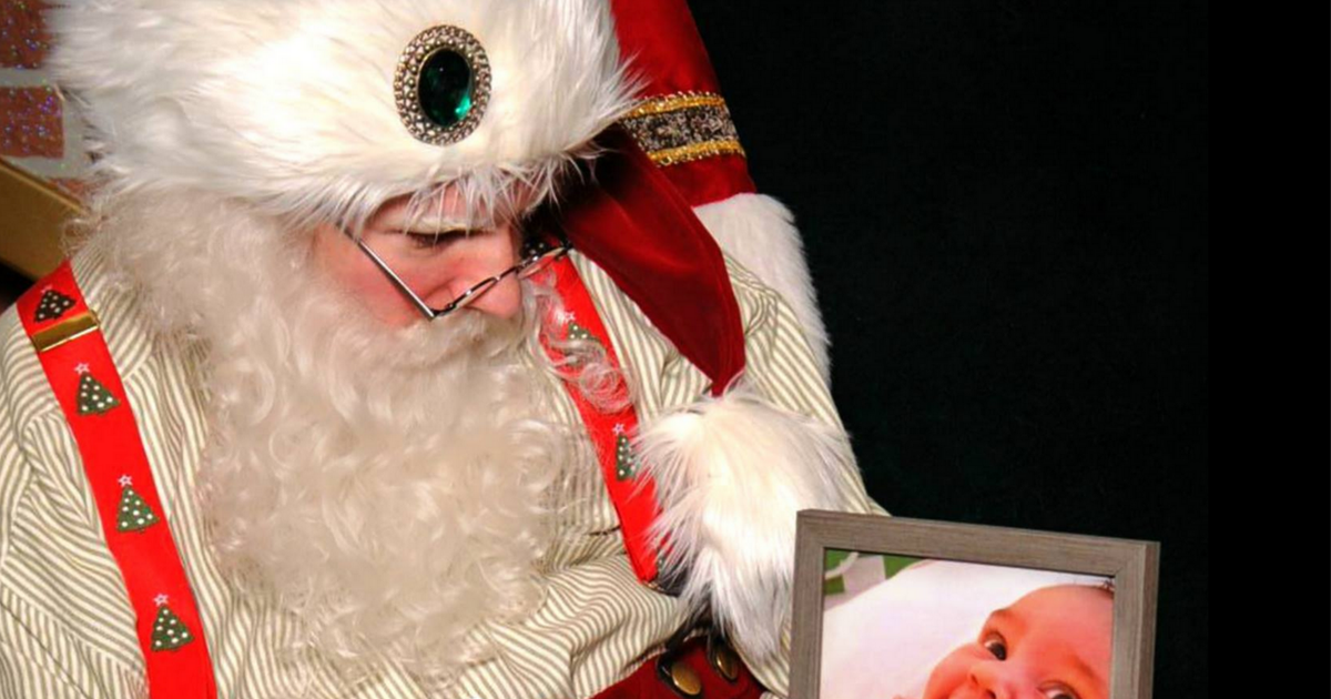 Santa Claus gives grieving dad greatest Christmas gift - CBS News